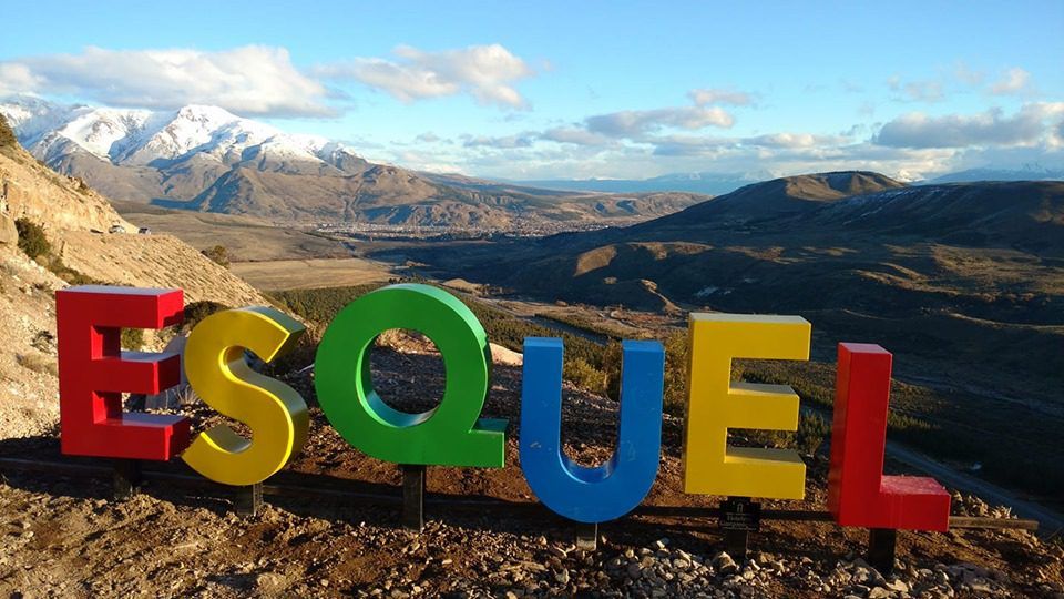 Inauguraron nuevo cartel en otro punto panorámico de Esquel - Radio 3 ...