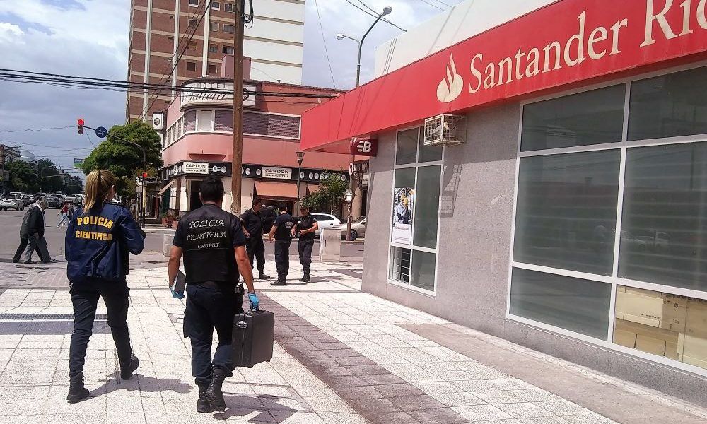 Trelew: en menos de un minuto, maleante entra a céntrico banco y roba ...