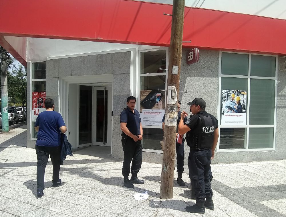 Trelew: en menos de un minuto, maleante entra a céntrico banco y roba ...