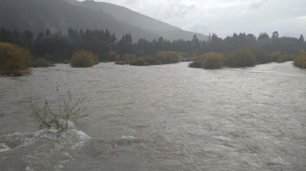 El Río Azul alcanzó el máximo nivel de las defensas en Lago Puelo