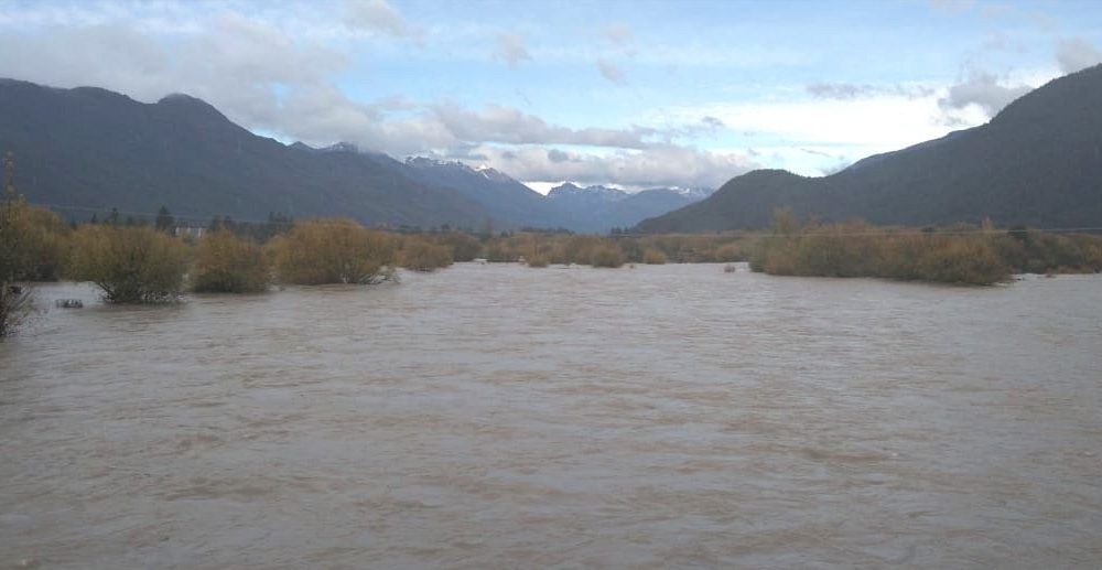 El Río Azul alcanzó el máximo nivel de las defensas en Lago Puelo