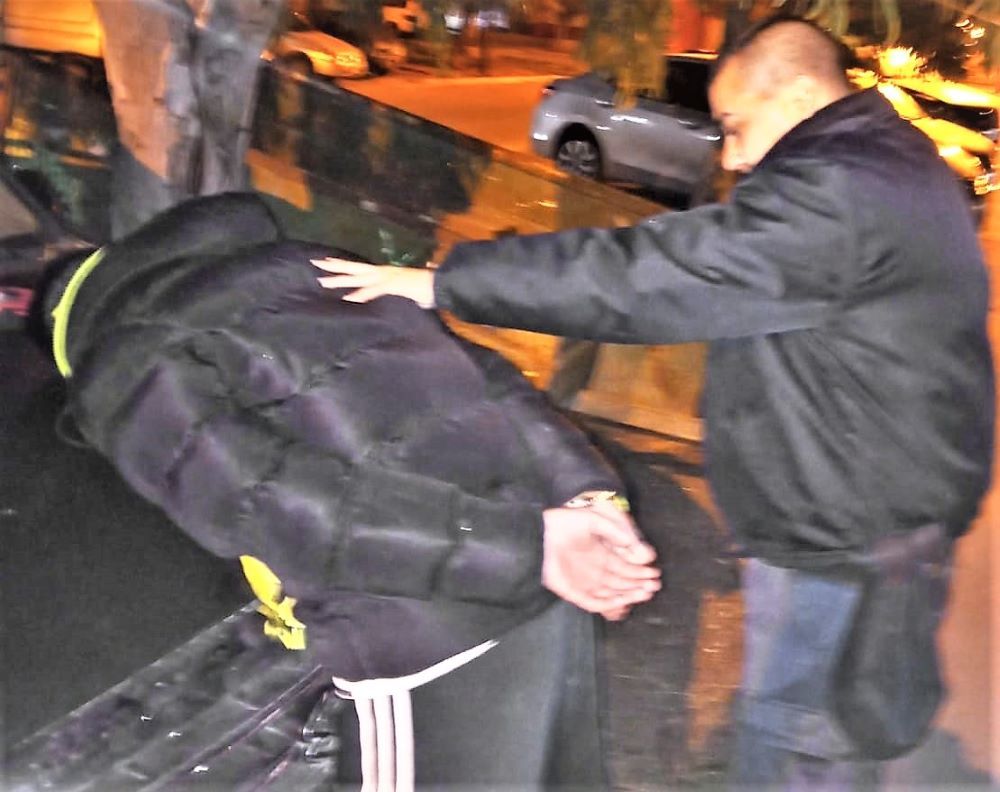 Sorprenden a ladrón robando en un auto y terminó preso - Radio 3 Cadena ...