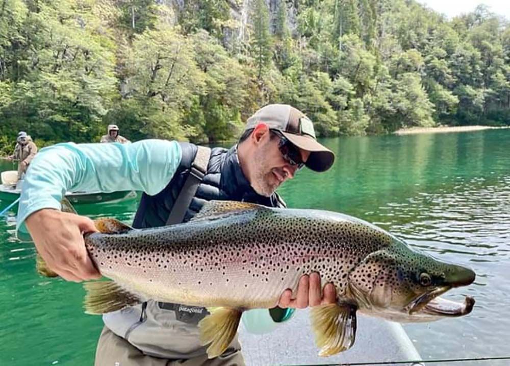 Sorpresa por una “supertrucha” capturada en el Río Rivadavia