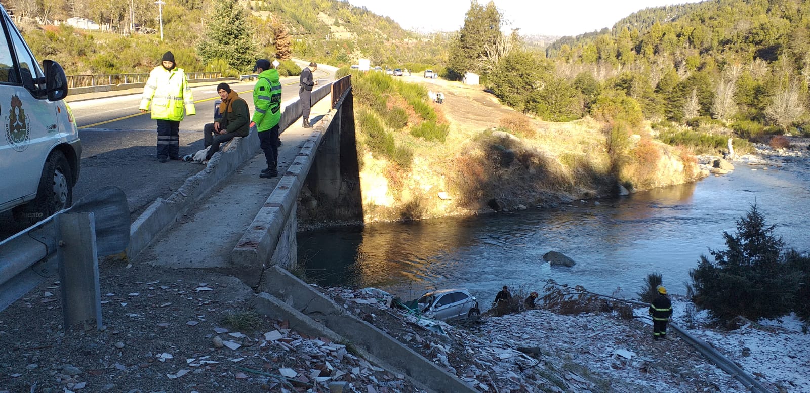 Por el hielo, un auto cayó al río Foyel - Radio 3 Cadena Patagonia