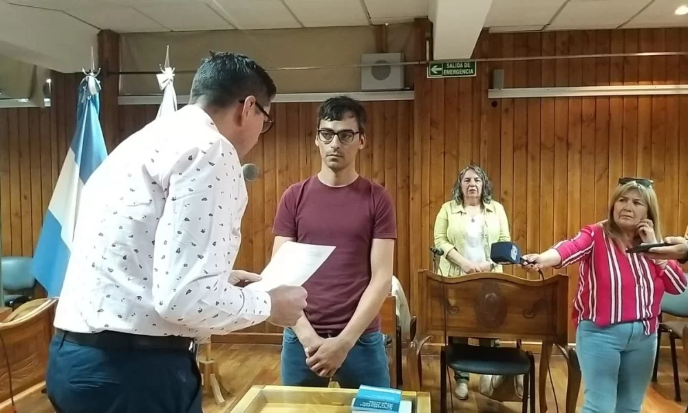 Martín Escalona asumió su banca en el Concejo Deliberante de Esquel ... Martín Escalona asumió su banca en el Concejo Deliberante de Esquel ...