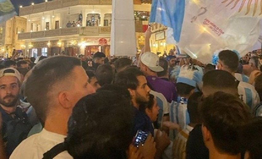 Hinchas argentinos realizaron un nuevo banderazo en Doha de cara al ...