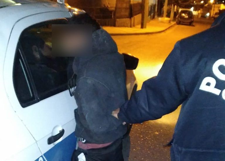 Entró a un patio a robar una silla, un rollo de alambre y un anafe