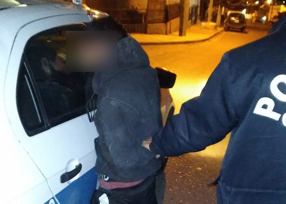 Entró a un patio a robar una silla, un rollo de alambre y un anafe