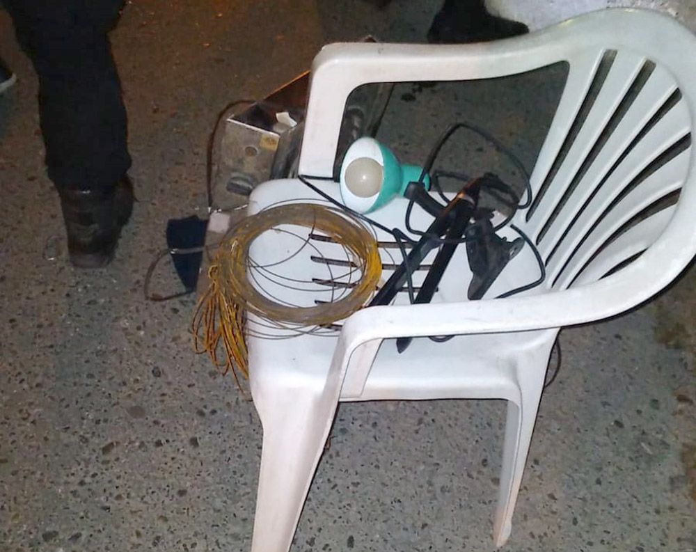 Entró a un patio a robar una silla, un rollo de alambre y un anafe