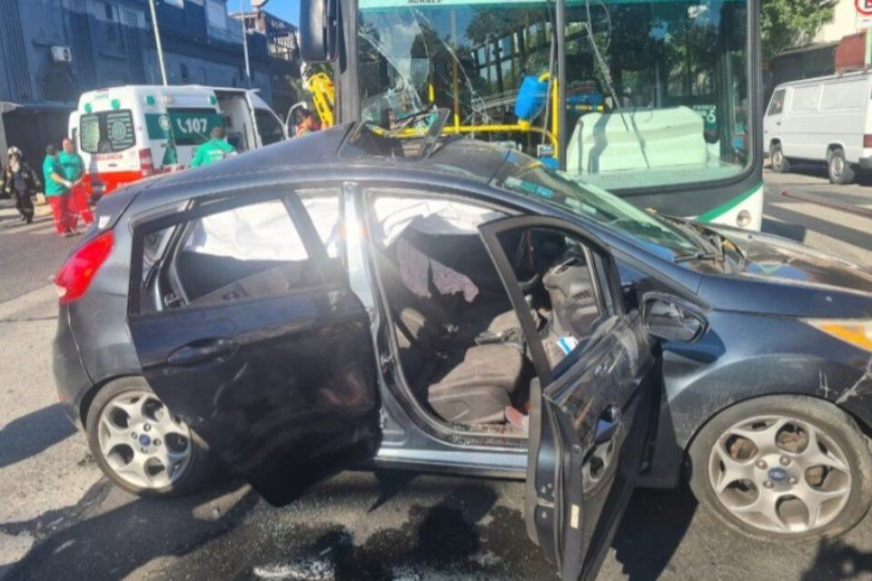 Violento choque entre un colectivo y un auto deja 25 heridos - Radio 3 Cadena Patagonia