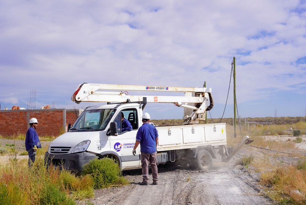 Más de 700 lotes de Rawson acceden a la red de energía