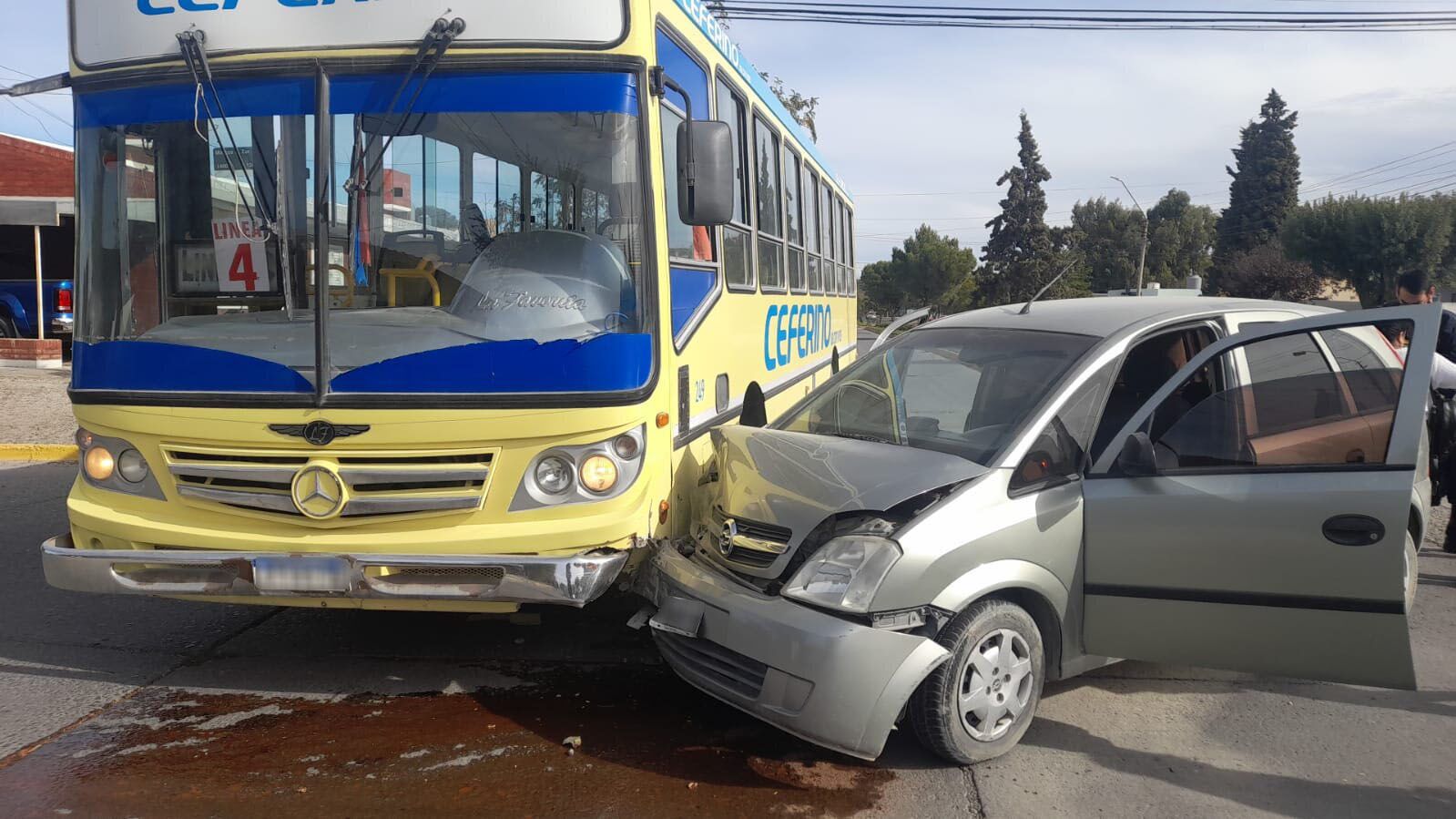 No tenía carnet de conducir y chocó contra un colectivo