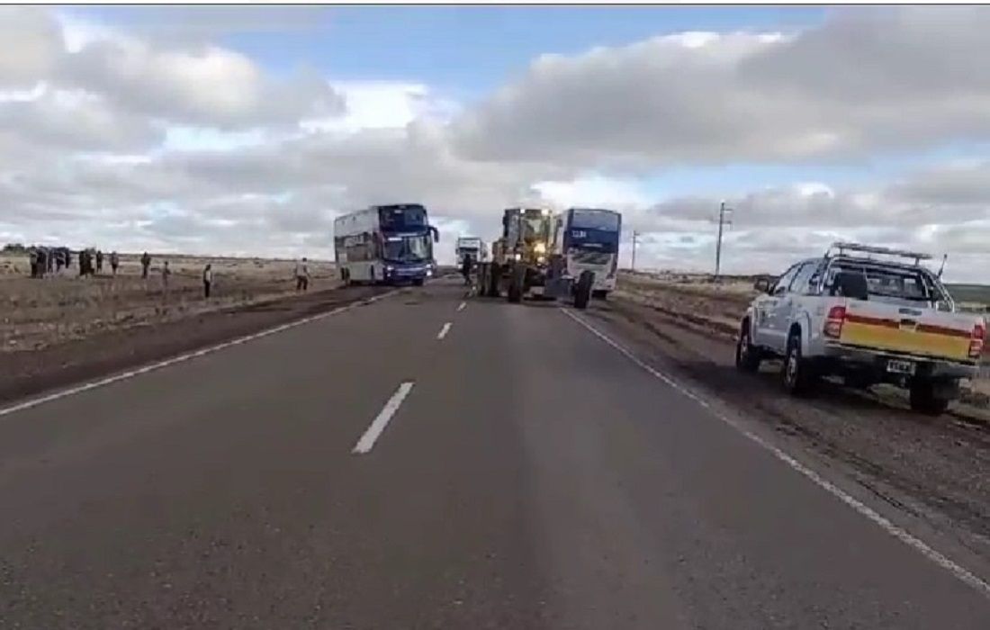 MIRÁ EL VIDEO | Un colectivo debió ser auxiliado en Ruta 3 - Radio 3 ...