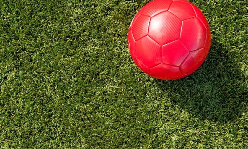 La Serie B del fútbol italiano jugará con una pelota roja... ¿Por qué ...