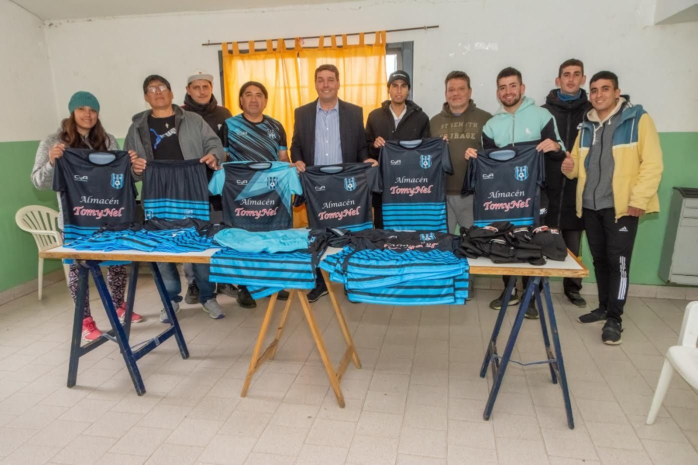 Biss entregó indumentaria al Deportivo Gregorio Mayo - Radio 3 Cadena ...