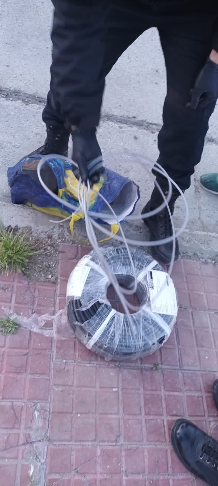Intentaron robar un rollo de cable de una casa y terminaron tras las rejas