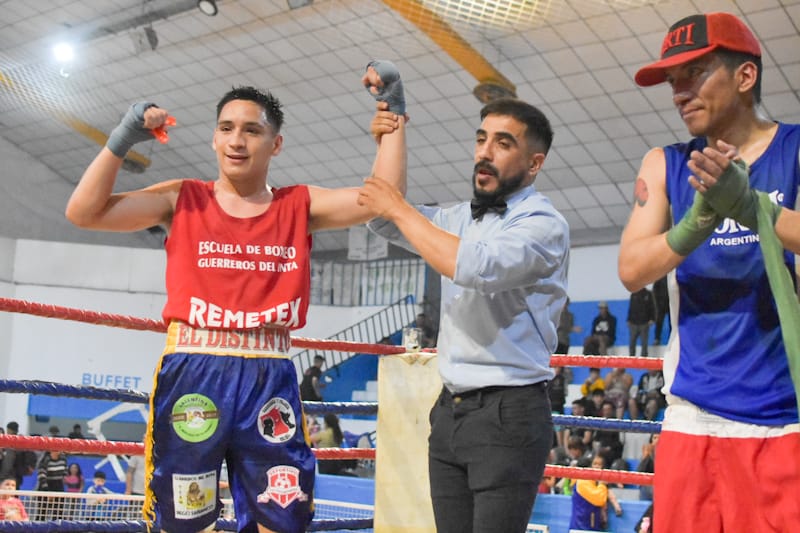 Dylan Navarro se despidió del amateurismo con un gran triunfo en Trelew