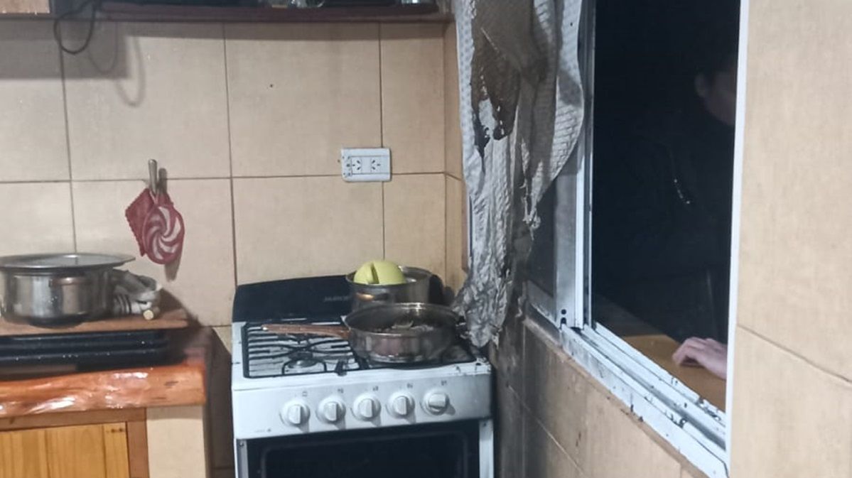 Incendio doméstico: El fuego alcanzó una cortina mientras cocinaba ...