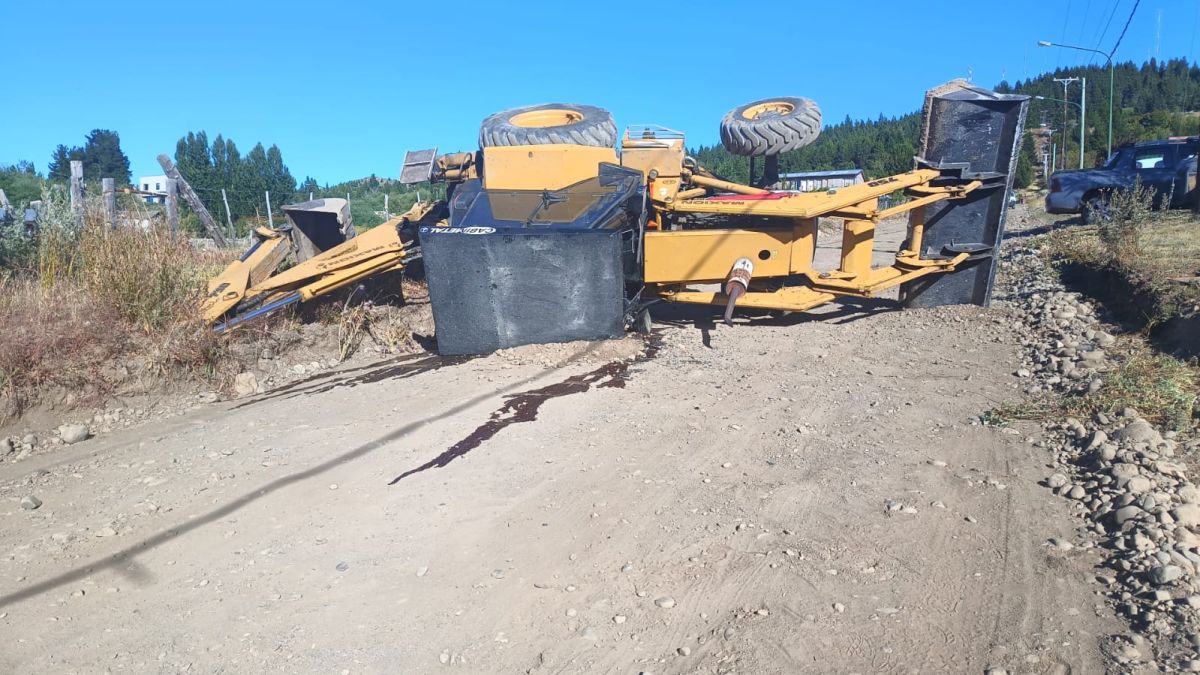 Manejaba una retroexcavadora, se le cortaron los frenos y volcó