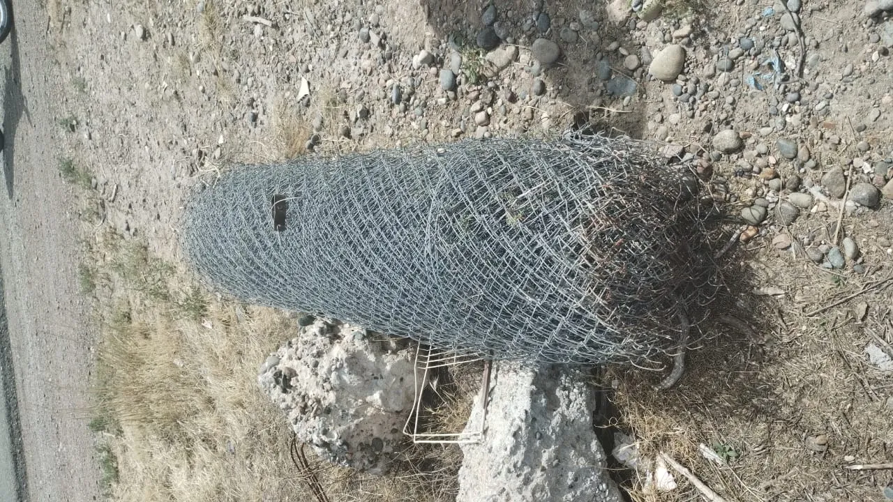Quiso llevarse un rollo de alambrado y lo encontraron agachado entre ...