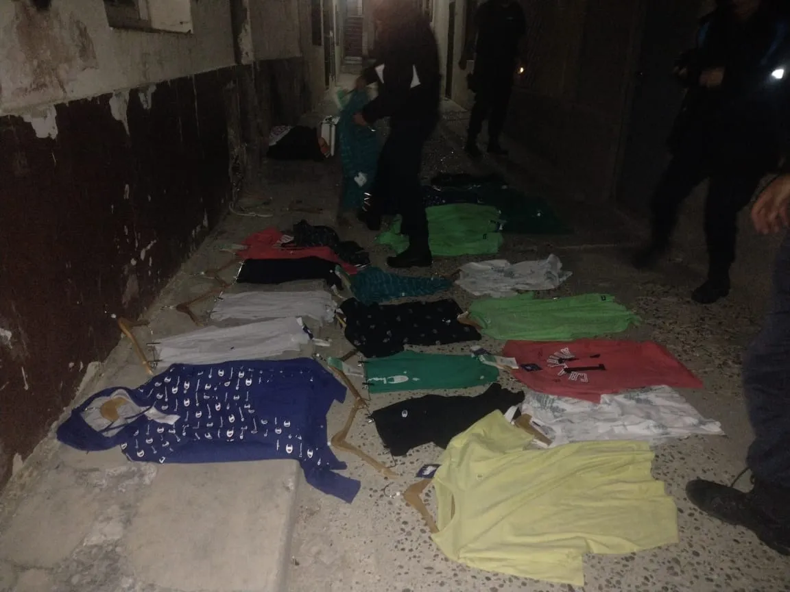 Un ladrón fue atrapado in fraganti mientras robaba ropa de un local