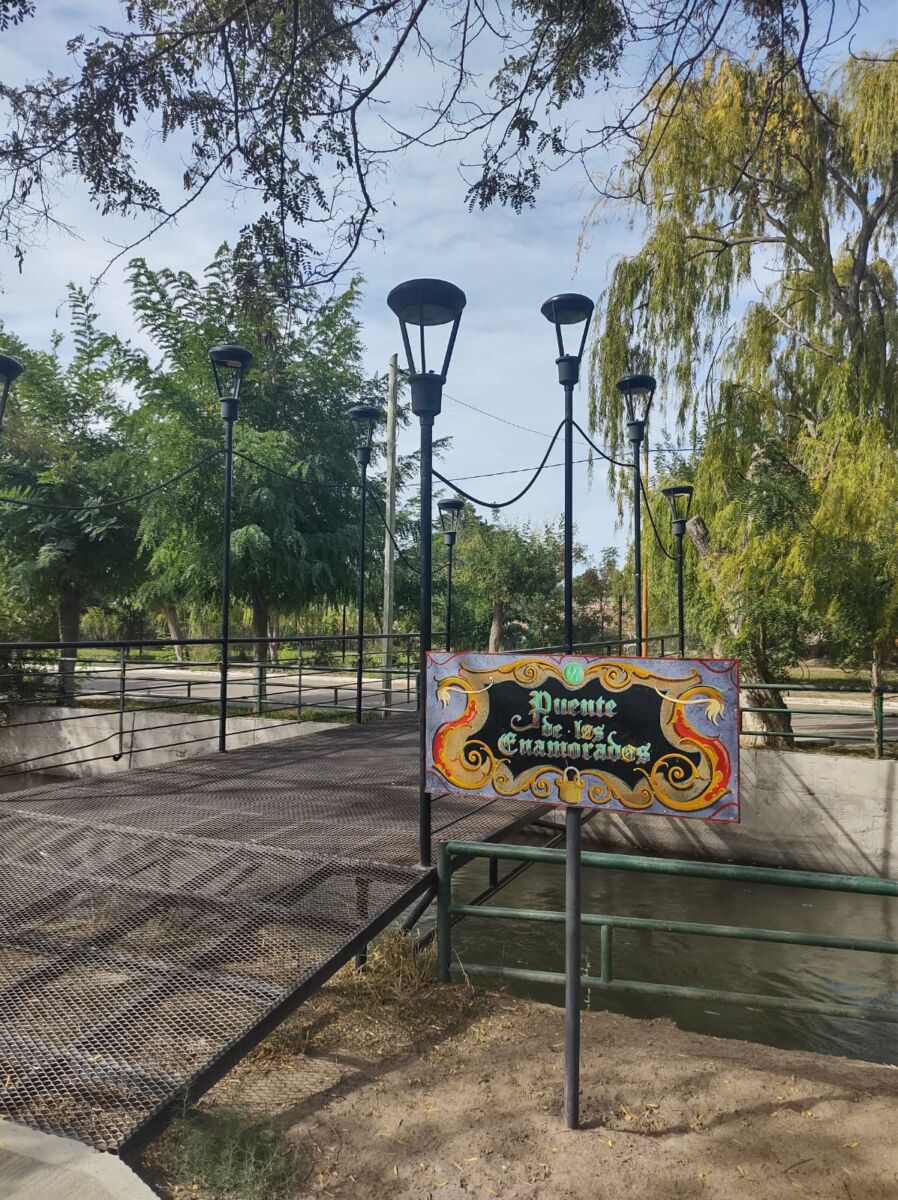 FOTOS | Dolavon: una plaza temática y el Puente de los enamorados para ...