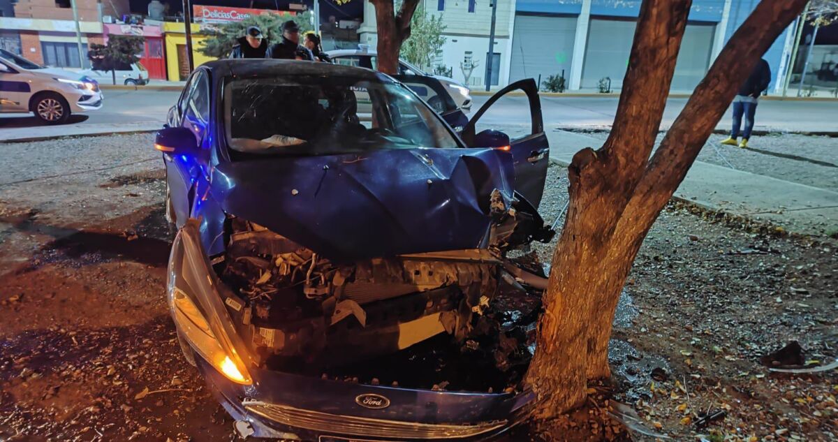 Conductor ebrio evitó un control policial, chocó un móvil y terminó ...