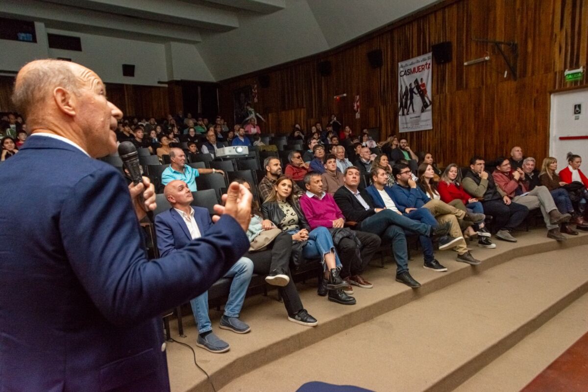 El exfutbolista Gabriel Calderón presentó por primera vez el avance de ...