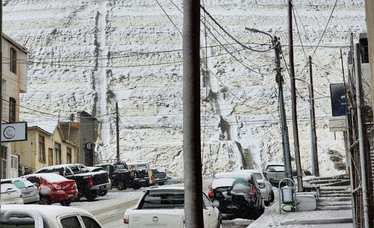 MIRÁ LOS VIDEOS | Llegó la nieve a Comodoro - Radio 3 Cadena Patagonia