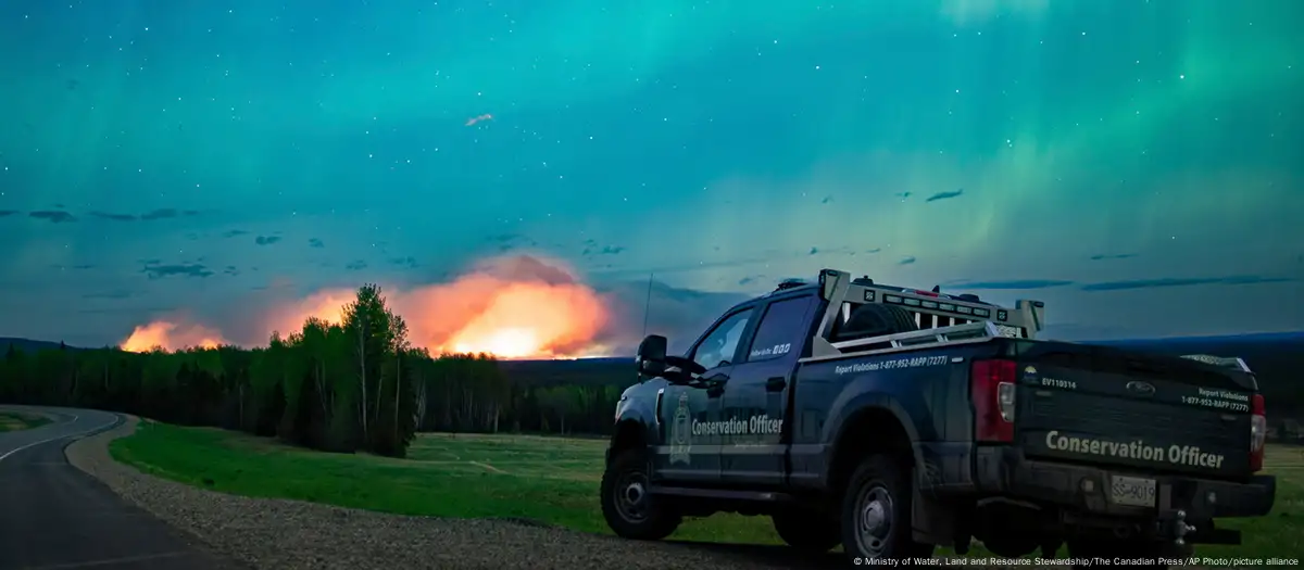 Evacúan a más de 9.000 personas por incendio forestal en Canadá - Radio ...