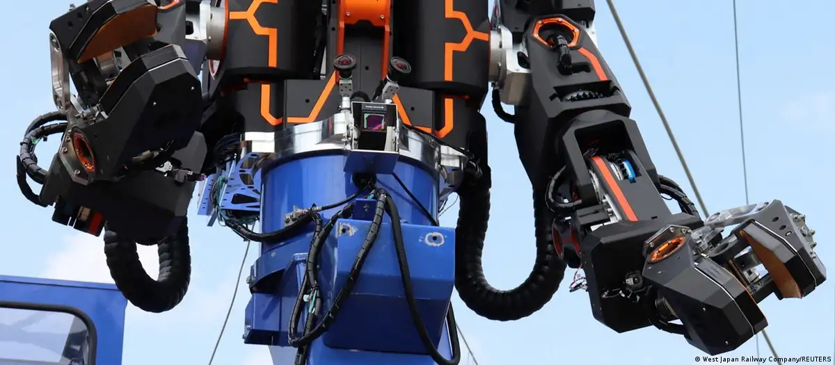 Robot humanoide gigante hace mantenimiento ferroviario en Japón - Radio ...