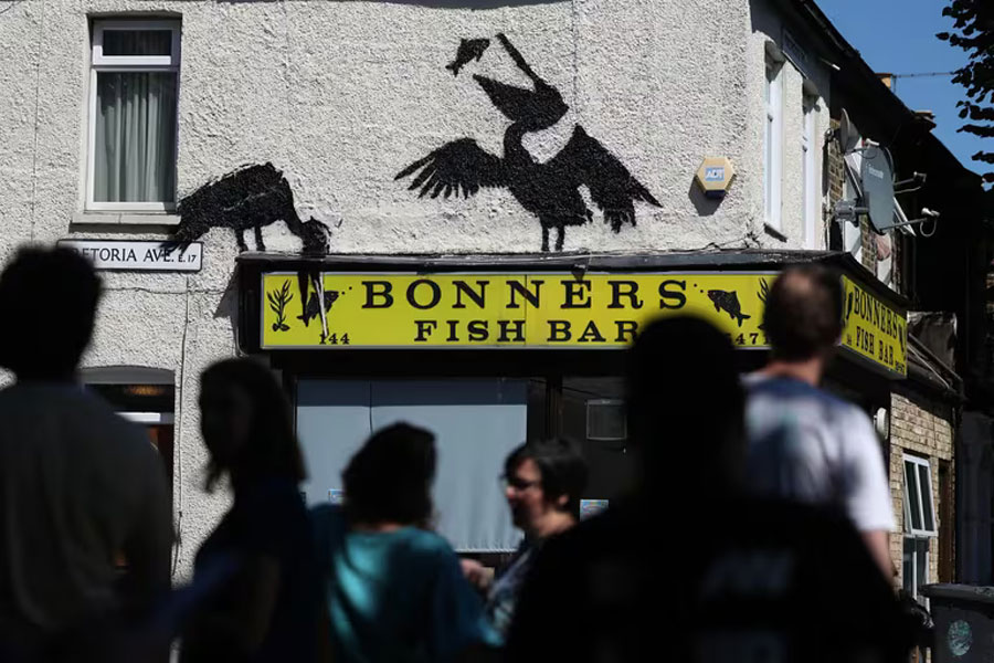 Banksy presenta su quinta obra, pelícanos en un bar - Radio 3 Cadena ...