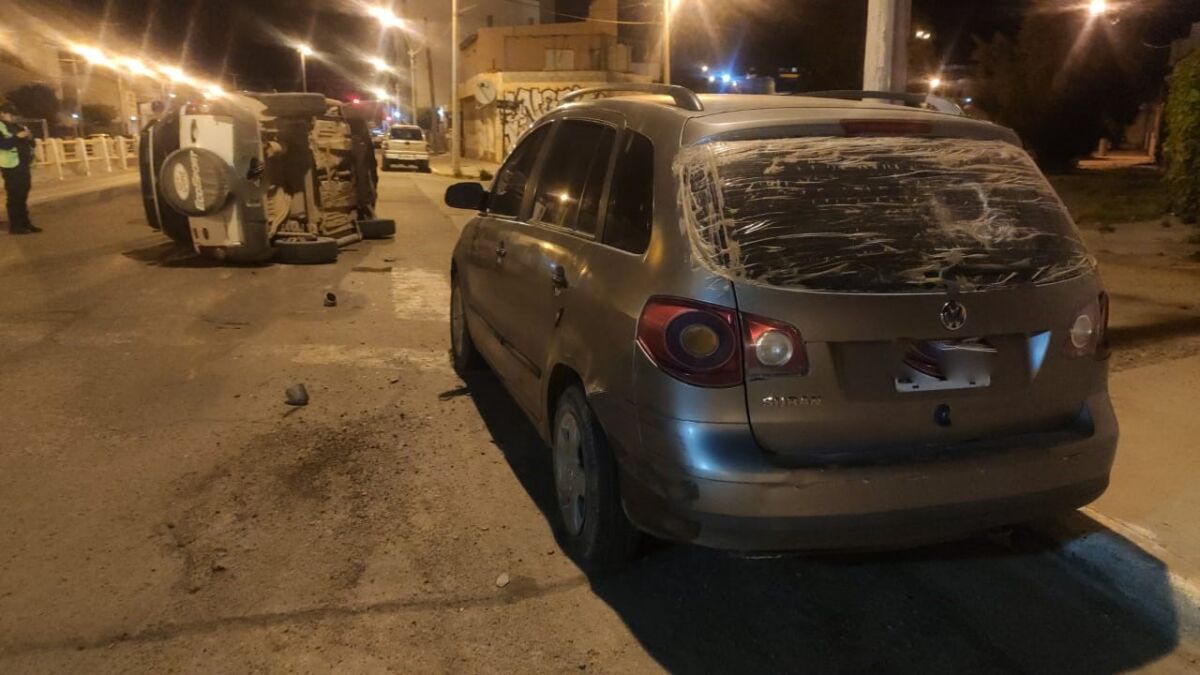 Conductor Ebrio Chocó Un Auto Estacionado Y Volcó
