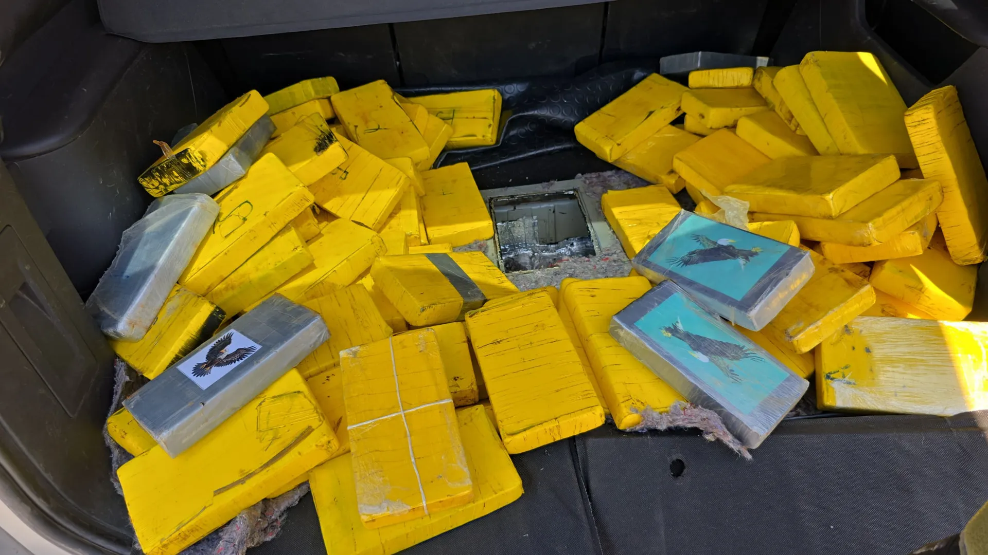 Encuentran 83 kilos de cocaína en el doble fondo de un vehículo - Radio ...