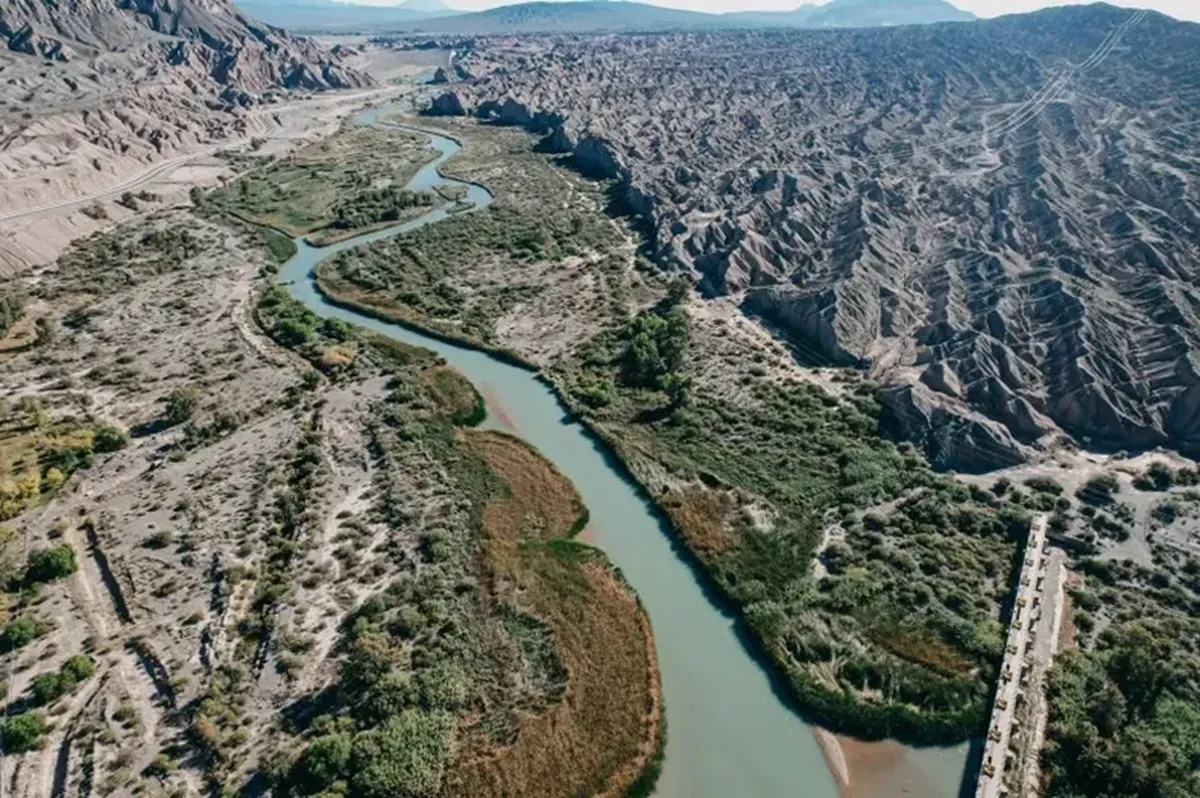 Policía salvó a un nene que fue arrastrado por la corriente de un río ...