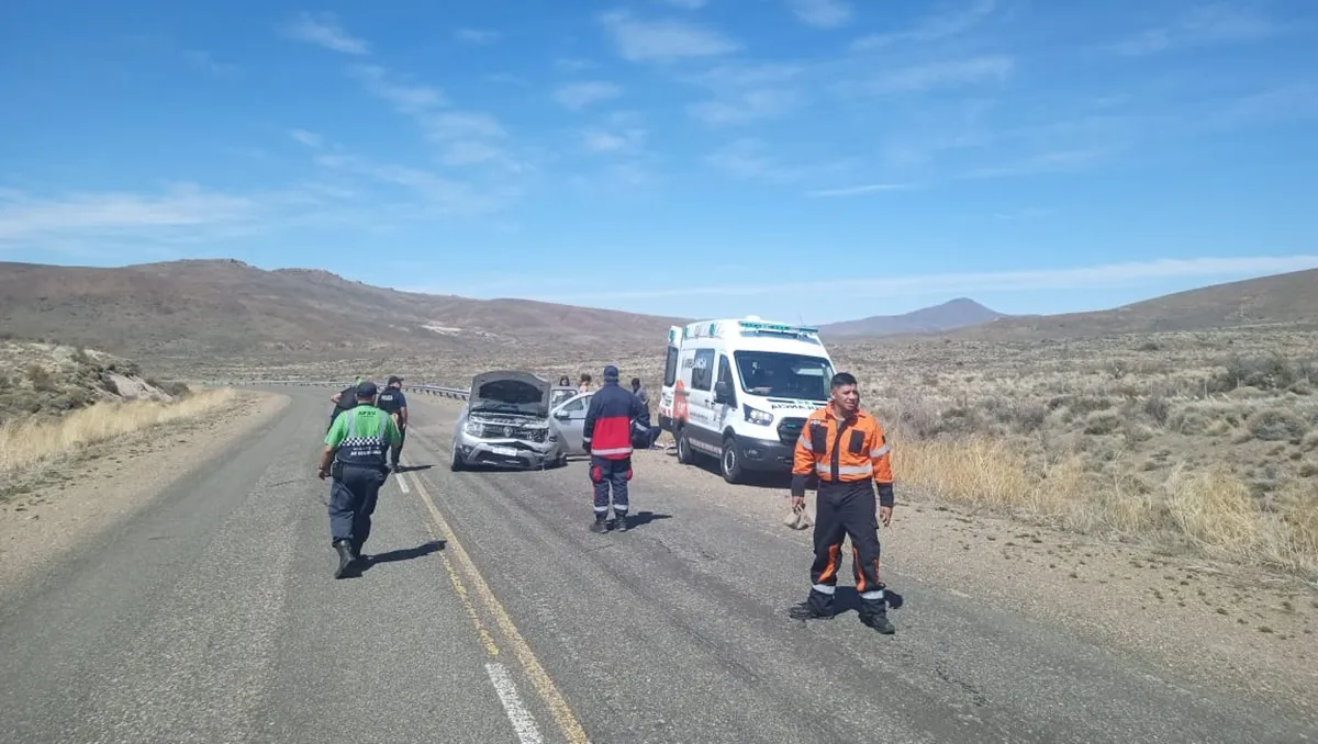 Viajaba por la Ruta 25, perdió el control del auto y volcó - Radio 3 ...