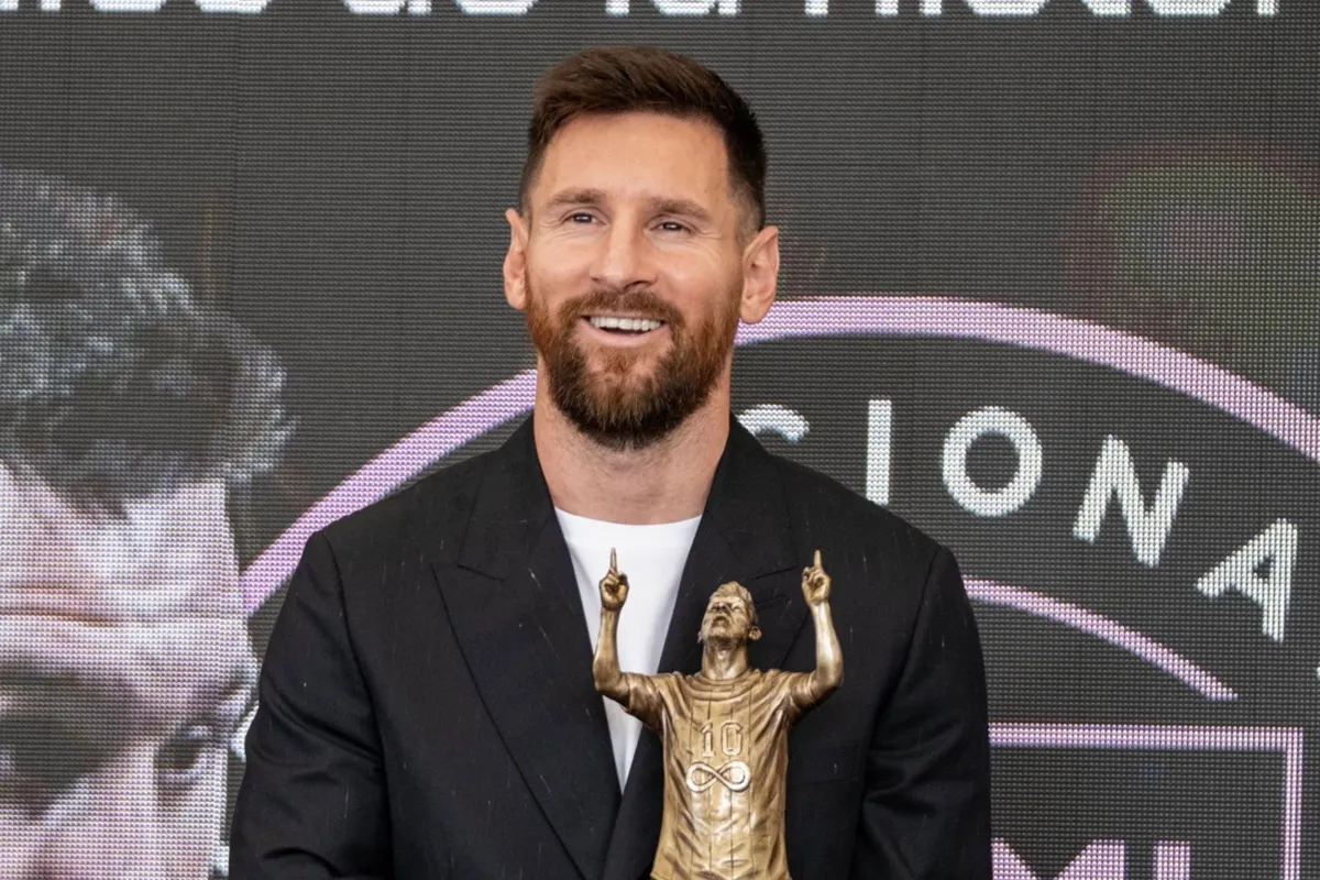 Lionel Messi recibió el premio al futbolista con más títulos - Radio 3 ...