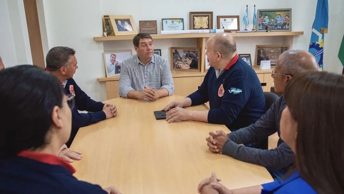 Biss recibió al presidente de la Federación Chubutense de Bomberos ...