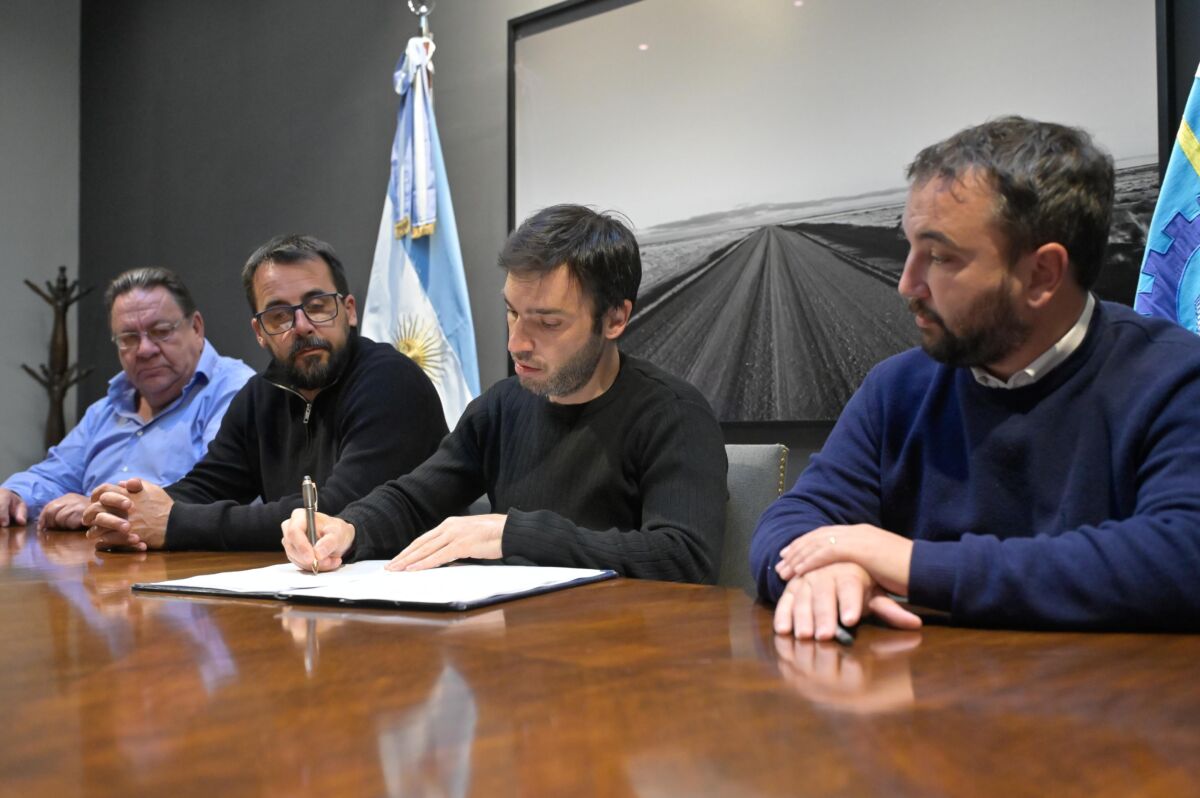 Torres firmó el inicio de una importante obra para Esquel - Radio 3 ...