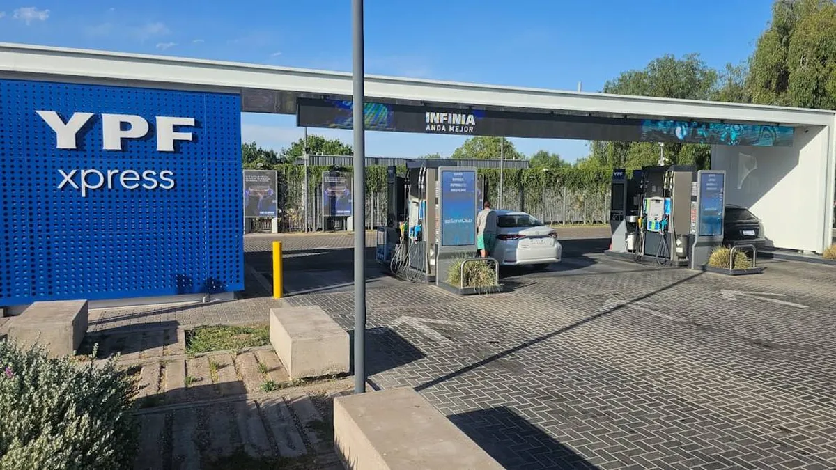 El CEO de YPF defendió el autoservicio de combustible - Radio 3 Cadena ...