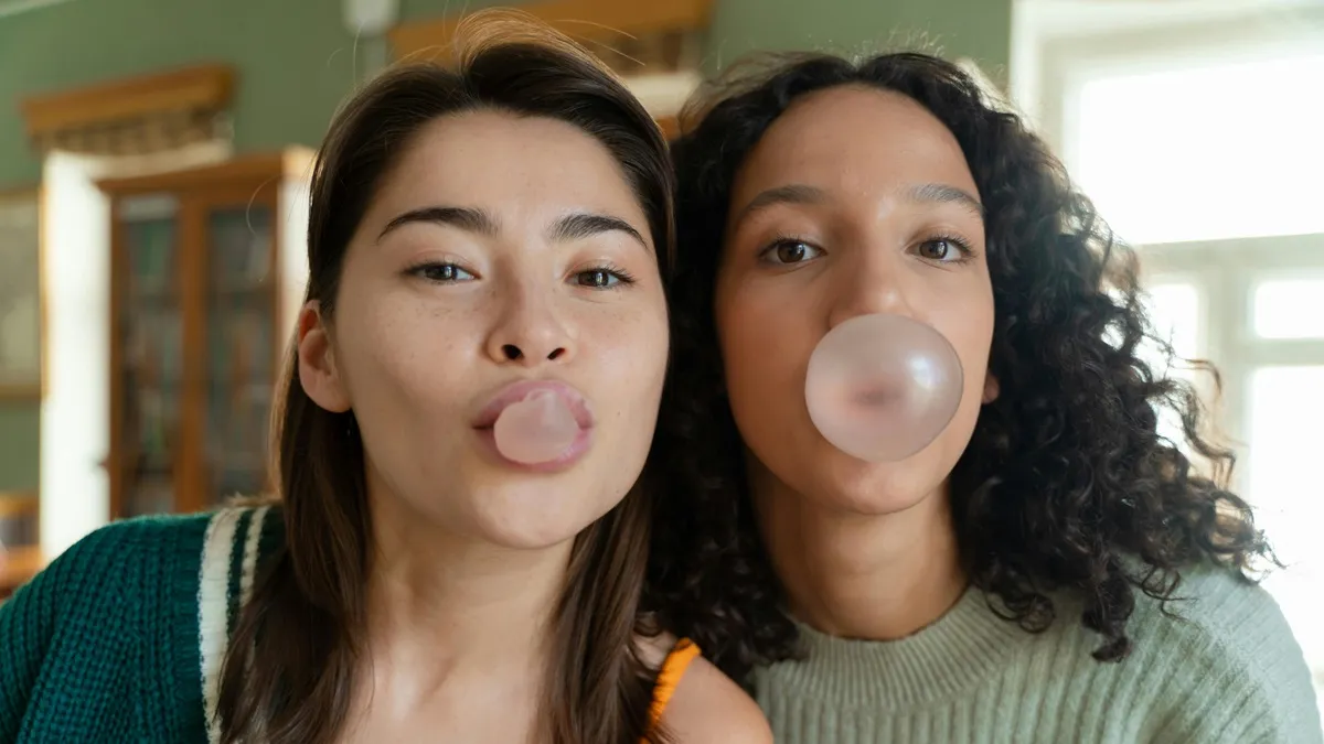 Estudio revela que masticar chicle libera microplásticos en el cuerpo ...