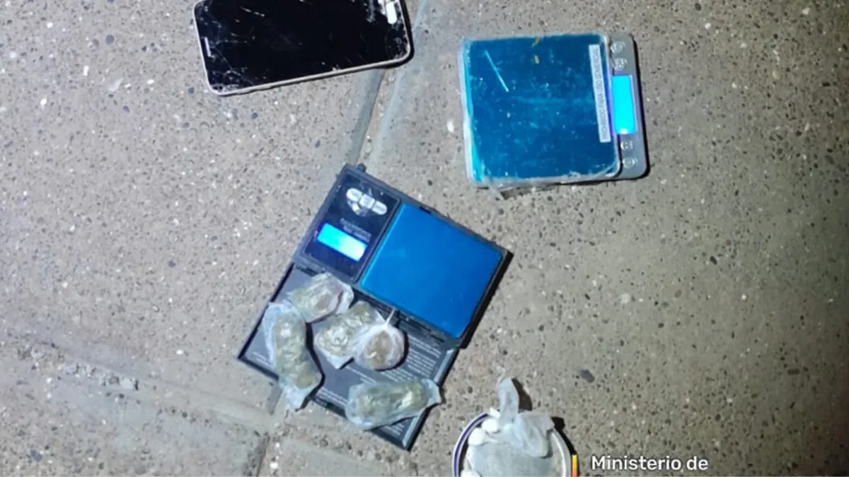 Los descubrieron con droga y balanzas en un auto - Radio 3 Cadena Patagonia